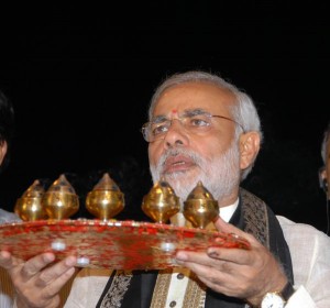 Navratri ends:Modi visits Garba grounds,performs Aarti | DeshGujarat